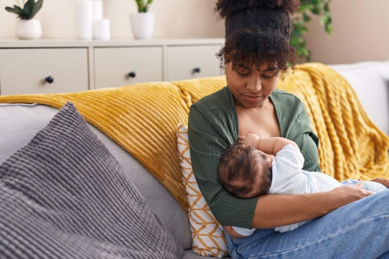 5 positions de bébé au sein - Ô P'tit Môme